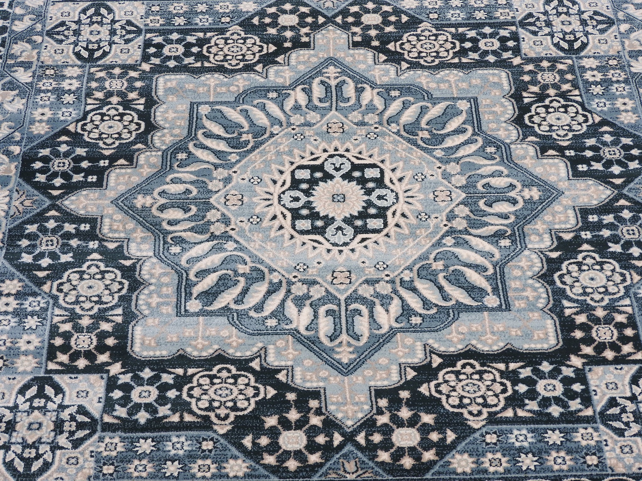 Elegant Traditional Design Turkish Rug Size: 160 x 230cm — Rugs Direct